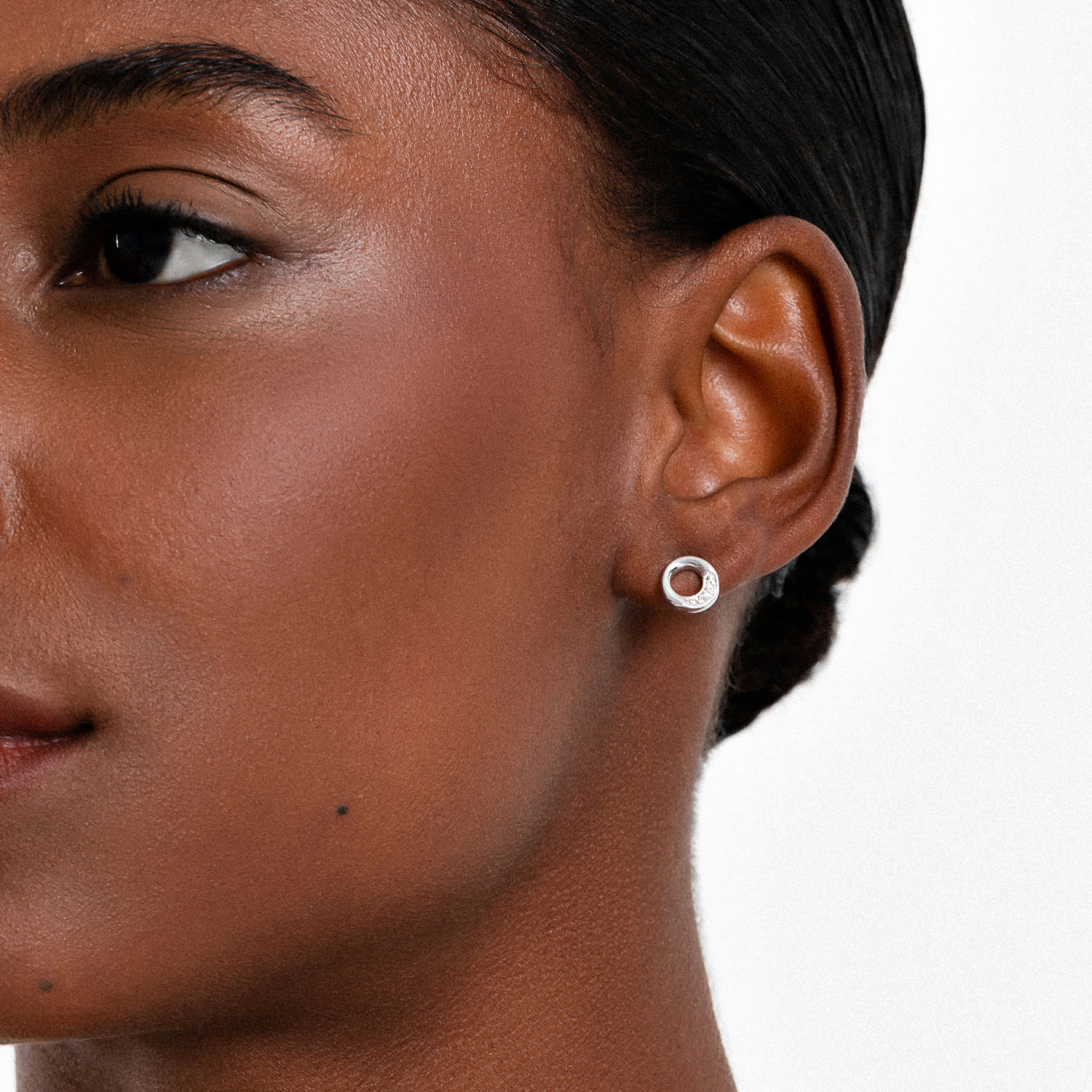 Brinco Círculo Orgânico com Topázio em Prata 925 | MONTE CARLO